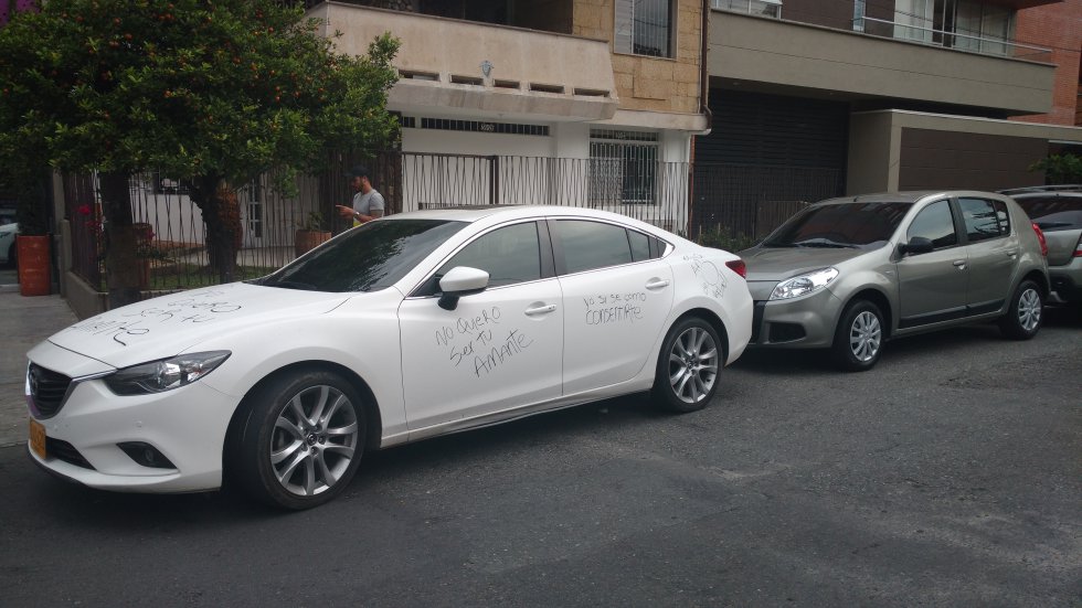 Carro rayado por el amante en Medellín: [Fotos] Enamorado raya el carro ...