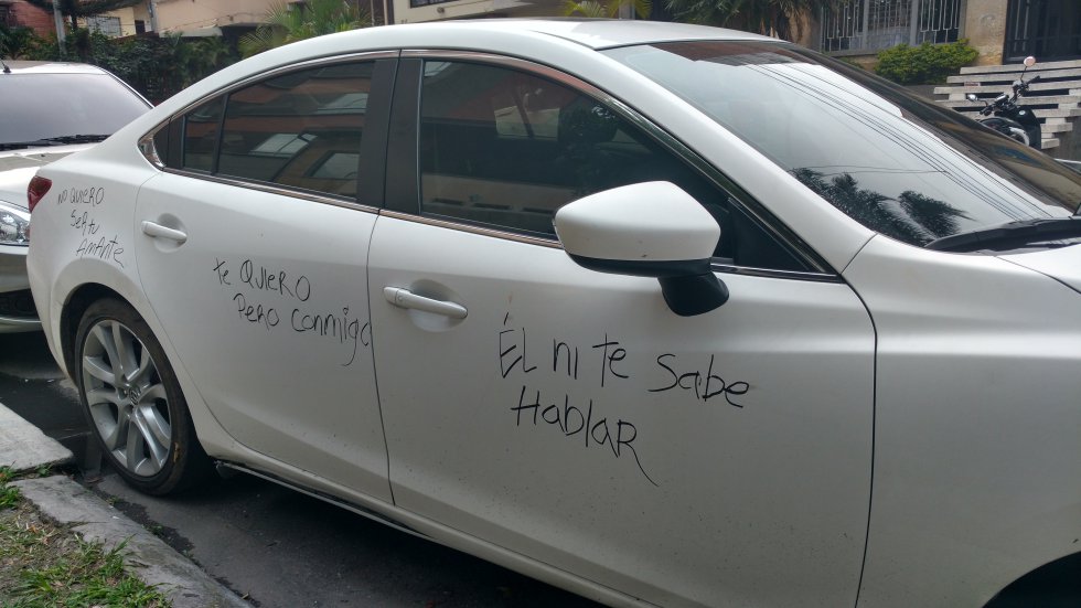 Carro rayado por el amante en Medellín: [Fotos] Enamorado raya el carro ...