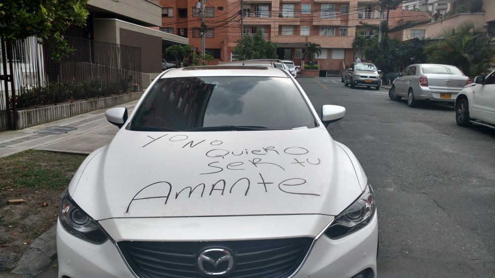 Carro rayado por el amante en Medellín: [Fotos] Enamorado raya el carro ...