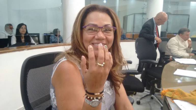 CONCEJAL NANCY LORA ESCÁNDALO CONCEJALES SE ARREGLABAN LAS UÑAS EN ...