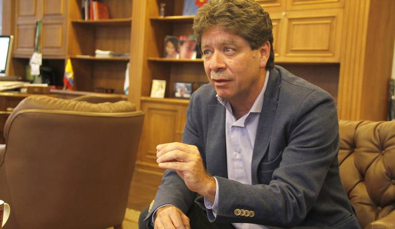 Aún es posible concertar el alza del salario mínimo: Bruce McMaster ...