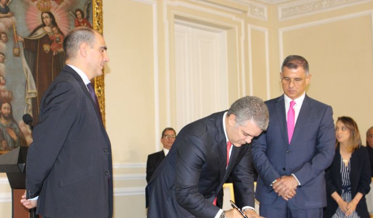 Nuevo director del Invima.: Se posesionó el nuevo director del Invima ...